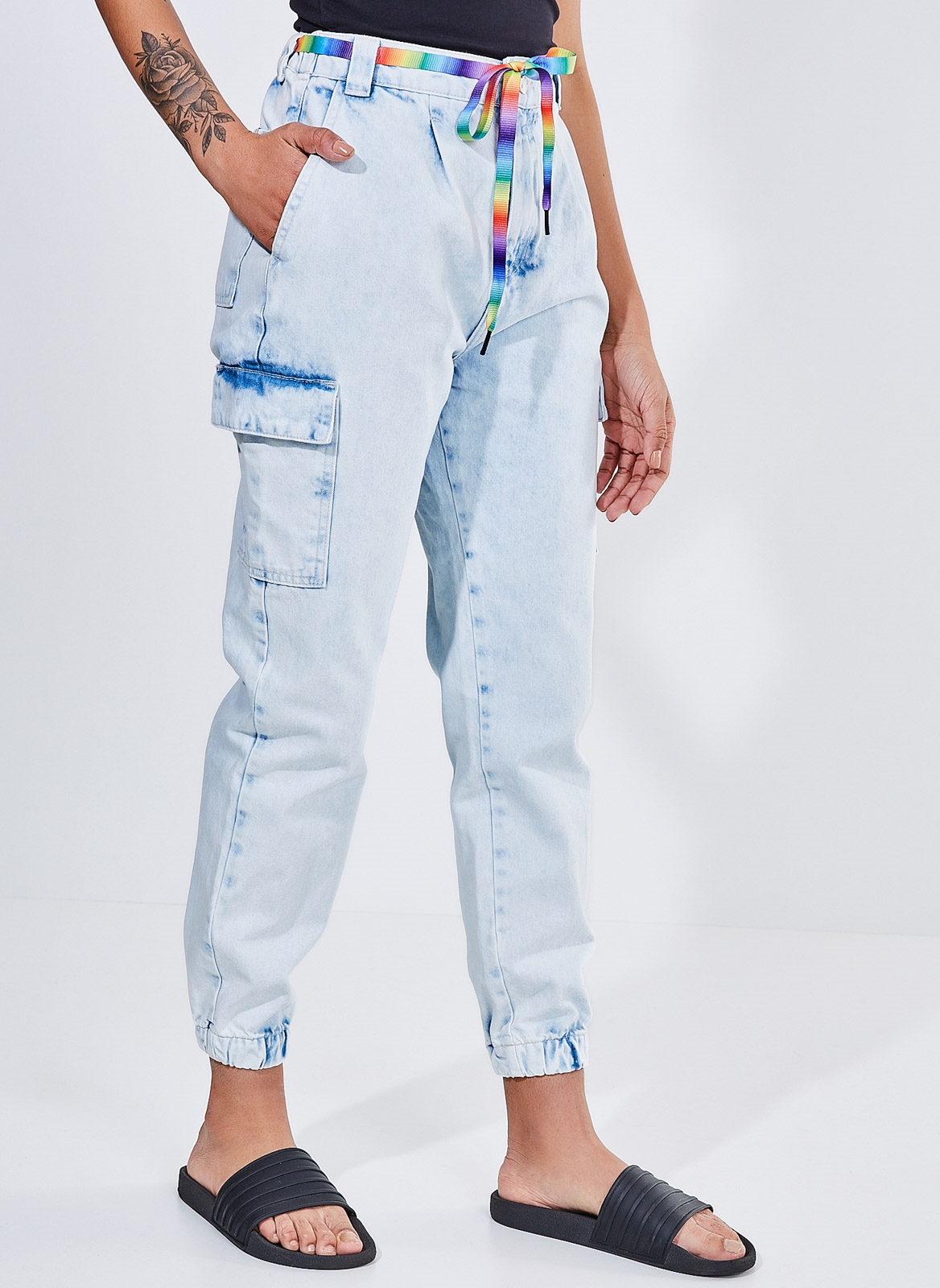 Calça Cargo em Jeans Delavê - youcom: vem cá conferir suas peças favoritas